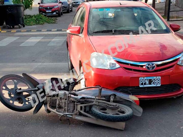 Colisión entre un auto y una moto en la intersección de calle Paso de ...